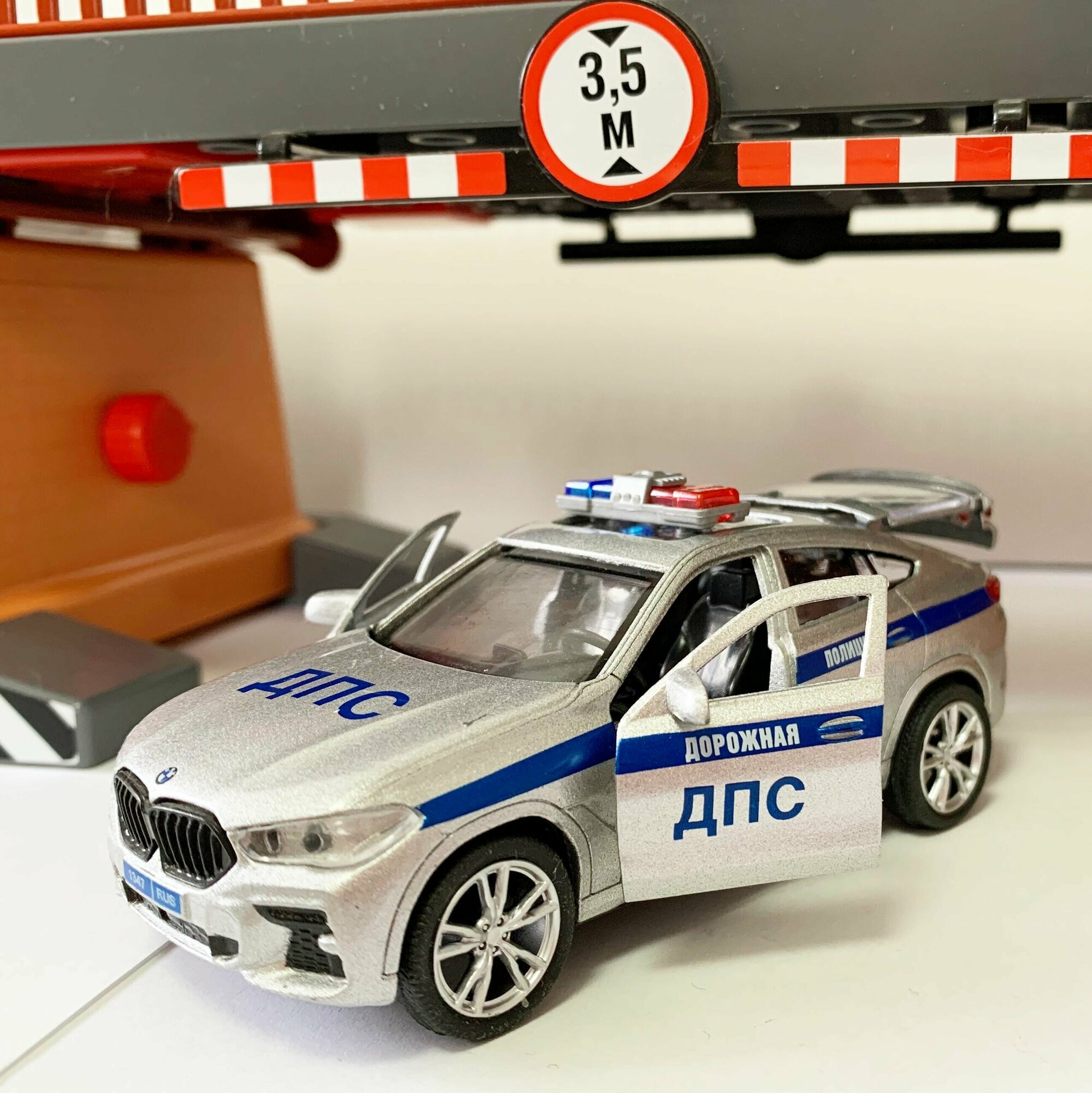 Модель автомобиля BMW Х6 ДПС полиция (11,5 см) со светом фар, звуком сирены и голосовыми командами