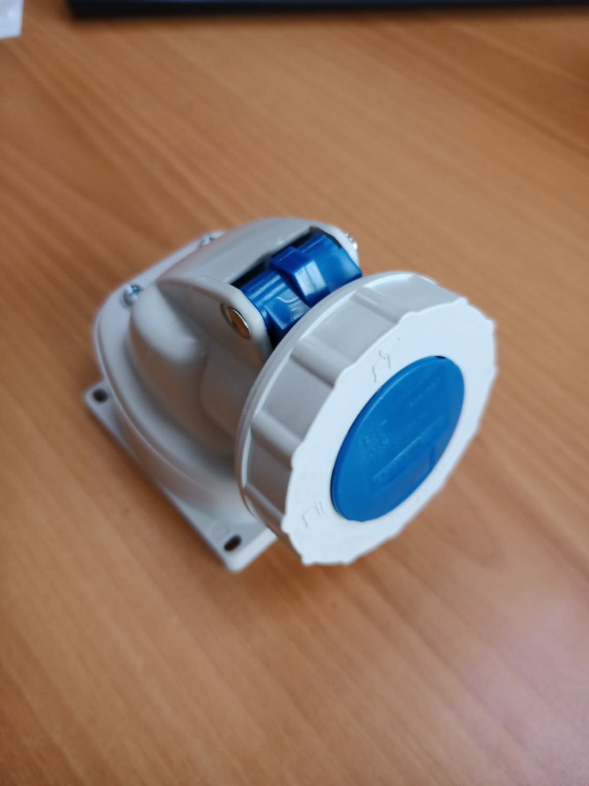 Розетка силовая стационарная 2Р+Е 16А IP66/67 Legrand (разъем) 55303