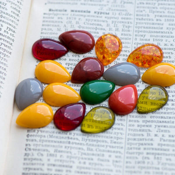 Кабошоны из смолы капельки 8 шт, размер 25x18x5.5 мм, разные цвета в упаковке