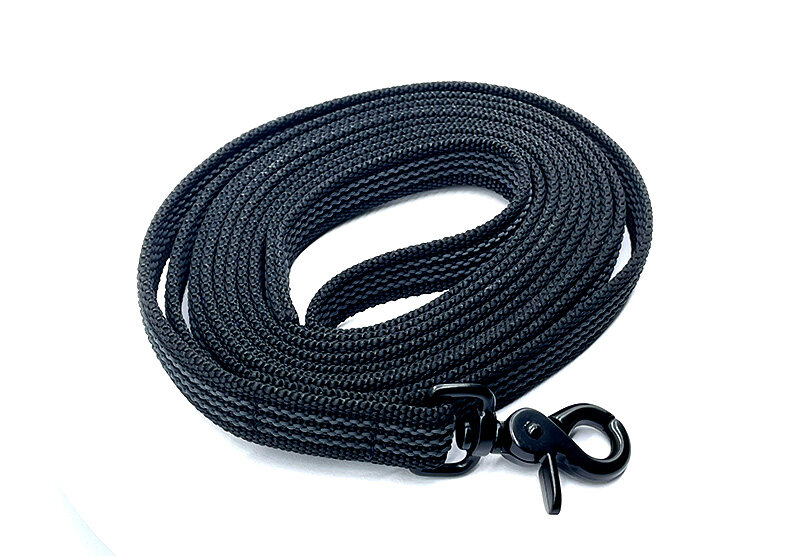 Поводок из прорезиненной стропы с латексом черный 20 мм карабин черный рычажный 5 м