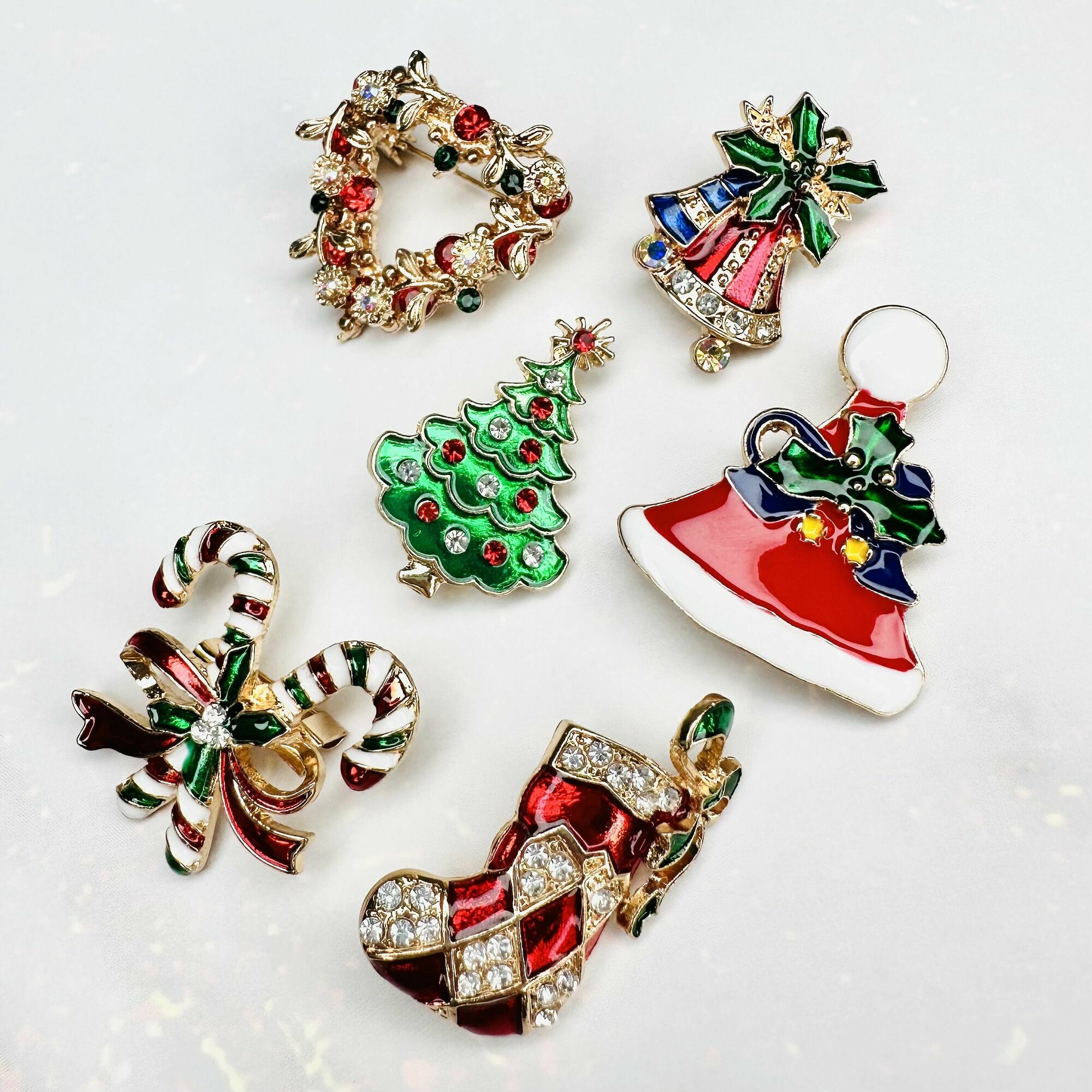 Комплект брошей