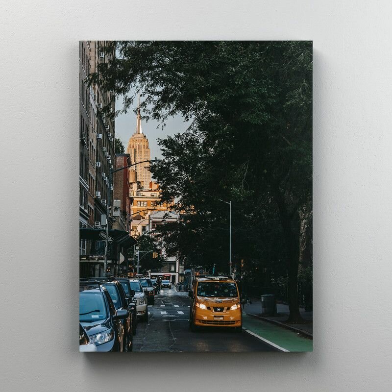 Интерьерная картина на холсте "Современная городская улица с оживленной дорогой между высокими зданиями" размер 22x30 см