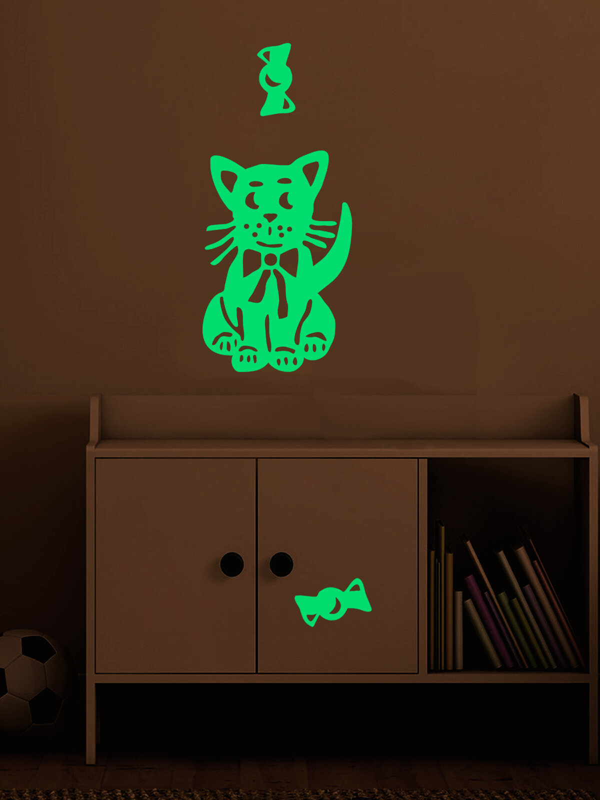 Наклейка светящаяся ' Кот и конфетка ', 19x19см. (бант и сладости)