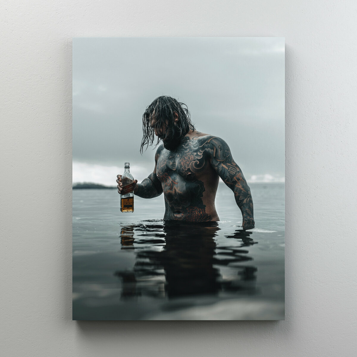 Интерьерная картина на холсте "Аквамен и виски - Джонни Уокер" размер 30x40 см