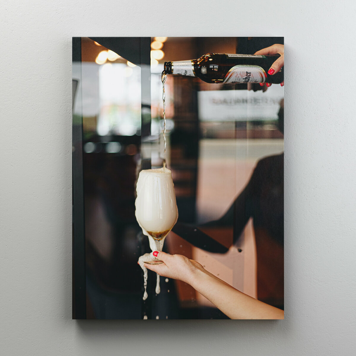 Интерьерная картина на холсте "Пенное пиво" для кухни, кафе и ресторанов, размер 45x60 см