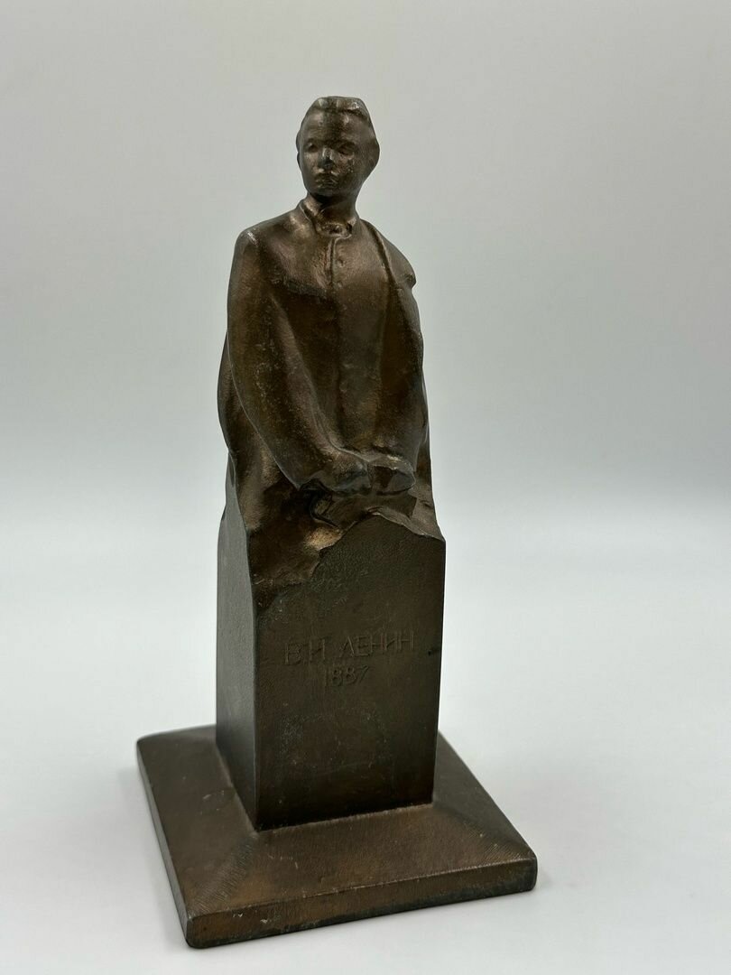 Скульптура " Владимир Ленин 1887г" Высота 17 см Силумин Времён СССР