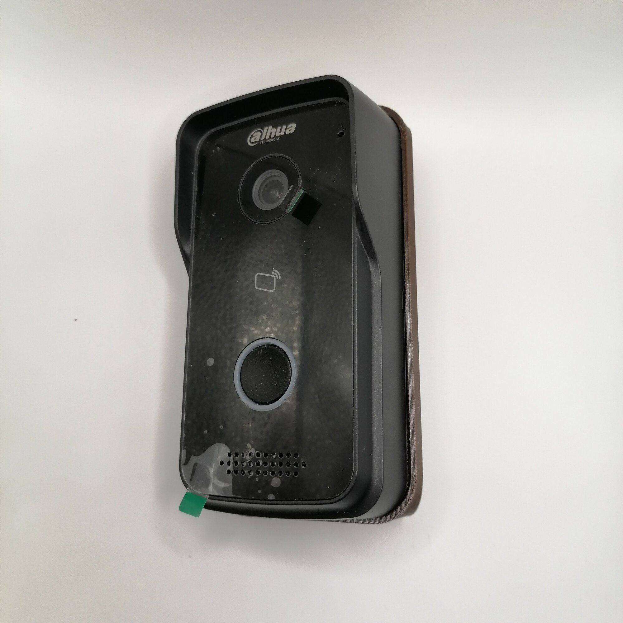 Монтажный уголок (кронштейн) для вызывной панели домофона DAHUA (коричневый) (универсальный)