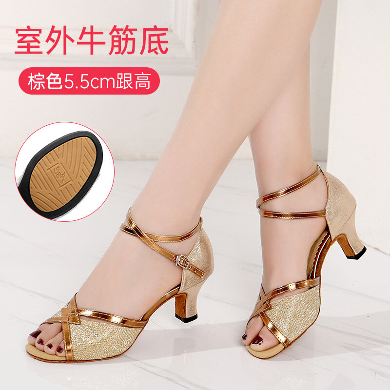 Спортивные туфли