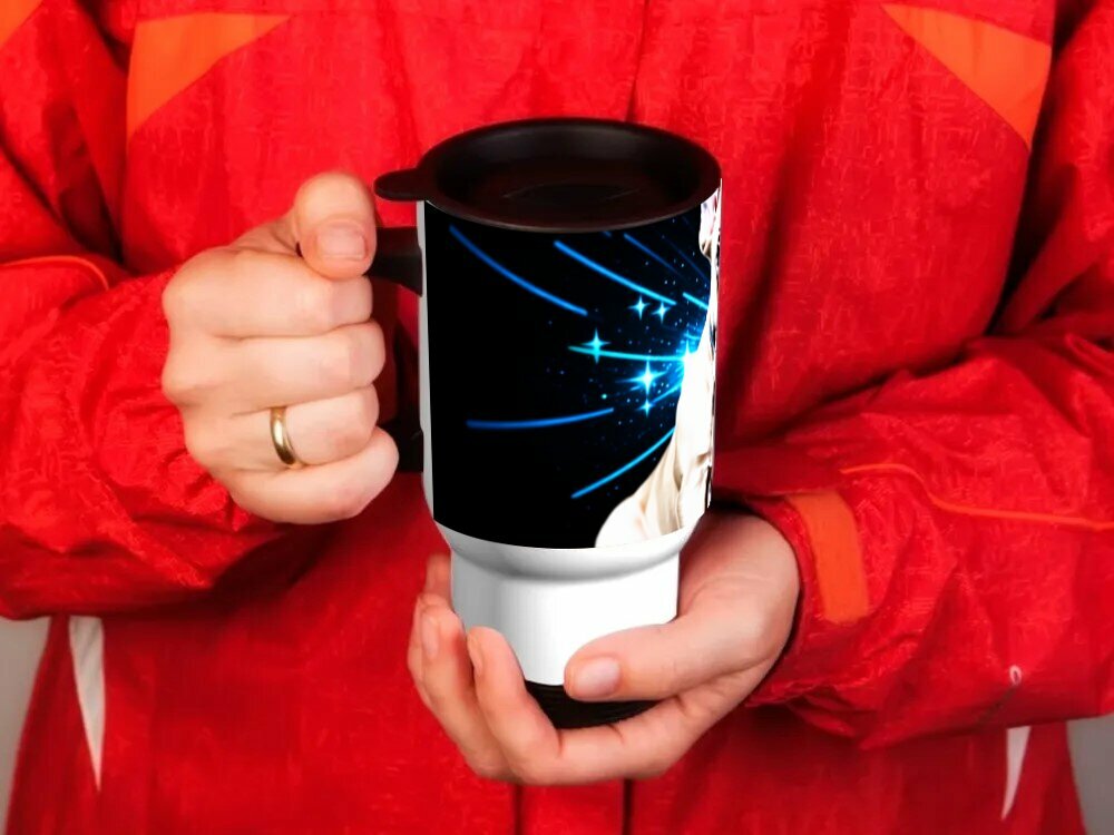 Тремокружка для авто с принтом "Щенок французского бульдога, сидящий на черном фоне, с эффектами светящихся линий и звезд, создающих впечатление фотореалистичности и волшебства." 0.5 л.