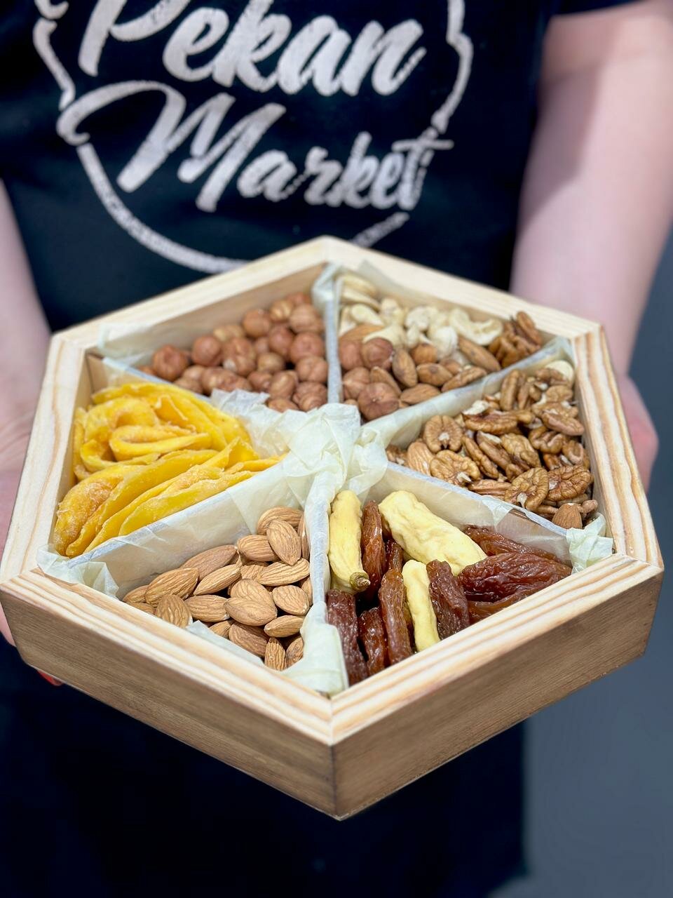 Набор орехов и сухофруктов подарочный в деревянной шкатулке