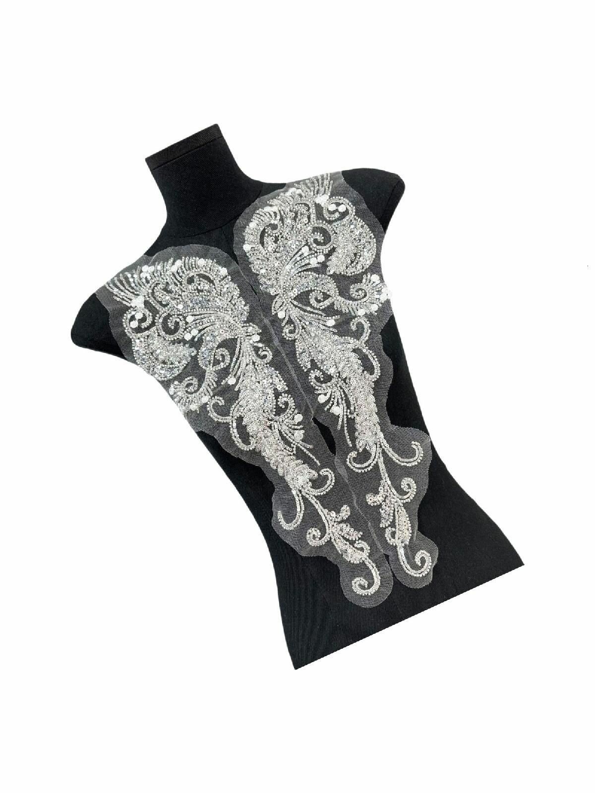 Вышитые пайетками нашивки, Черный