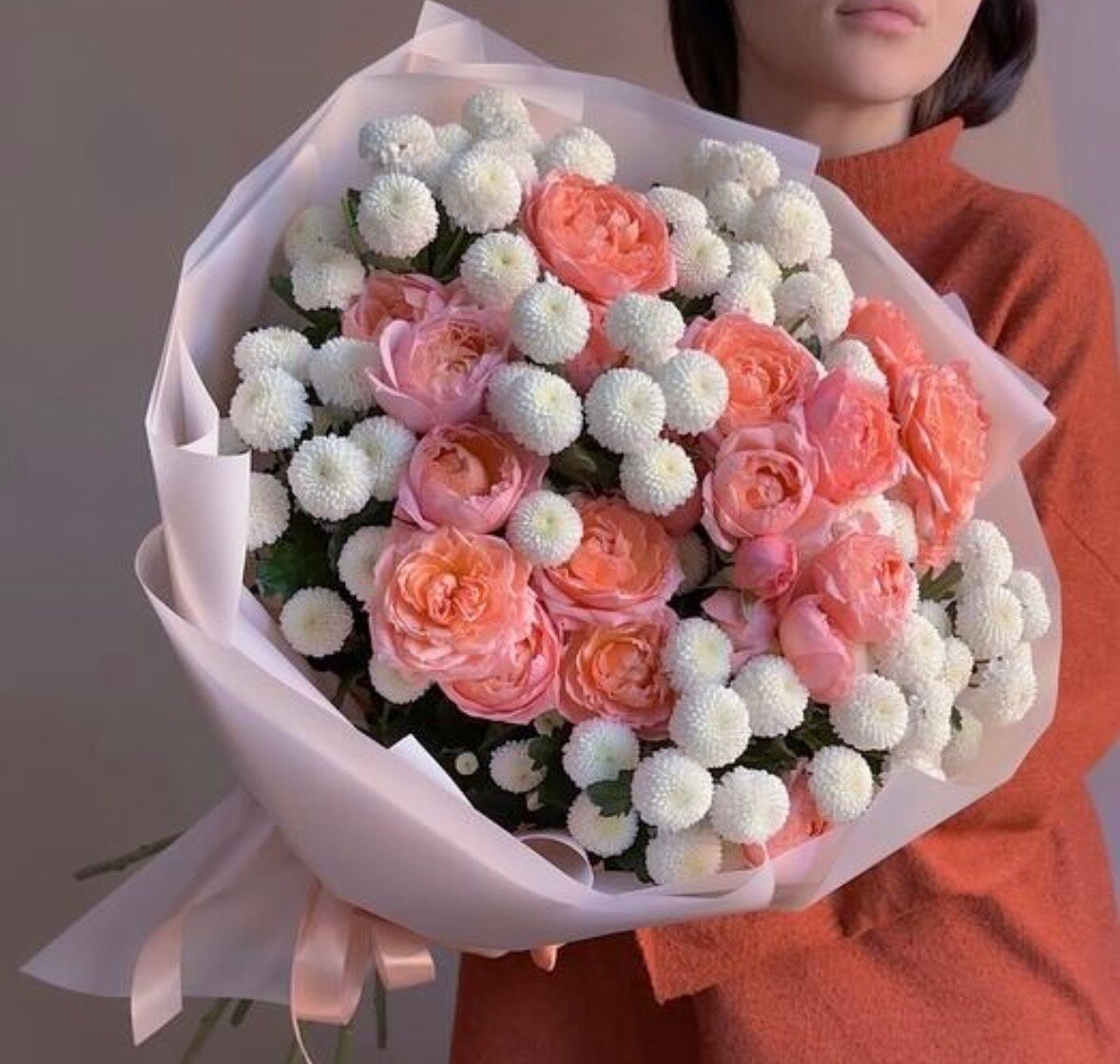 Букет кустовые хризантемы и кустовые пионовидные розы Джульетта