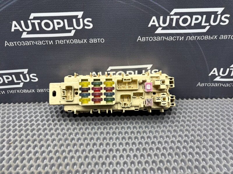 Блок предохранителей салонный