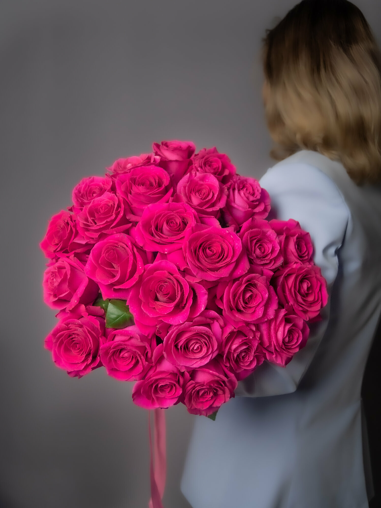 Букет живых цветов из 3 роз цвета фуксия сорта Pink Floyd, высотой 60 см. Роза с большим бутоном эффектного цвета