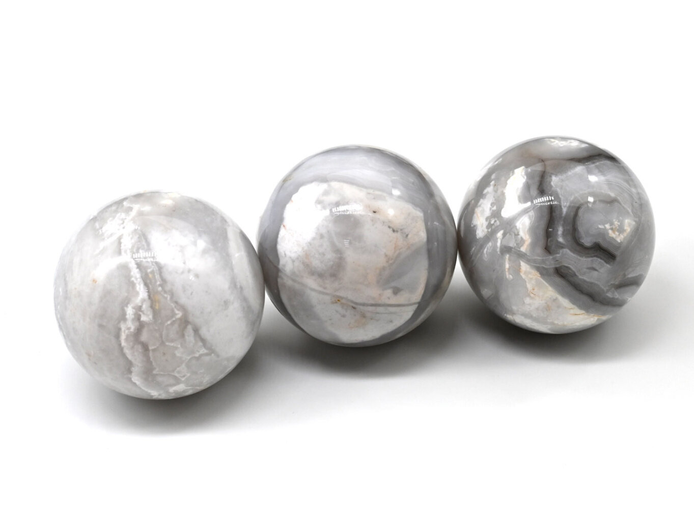 Шар из агата бразильского, диаметр 52-53мм .