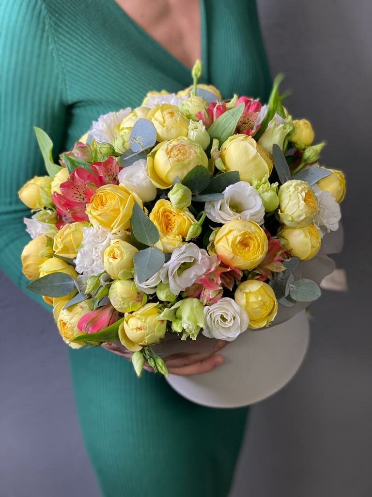 Коробка свежесрезанных цветов из пионовидных роз, эустомы, альстромерии и ароматного эвкалипта.023