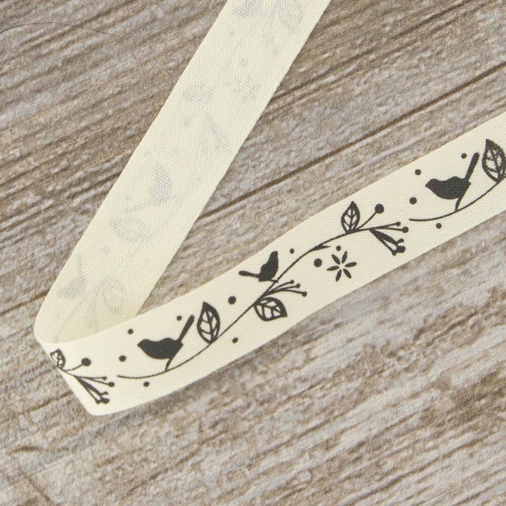 Лента хлопковая HEMLINE "Bowtique", Птички на ветке, черная, 5 м, на картонной мини-катушке