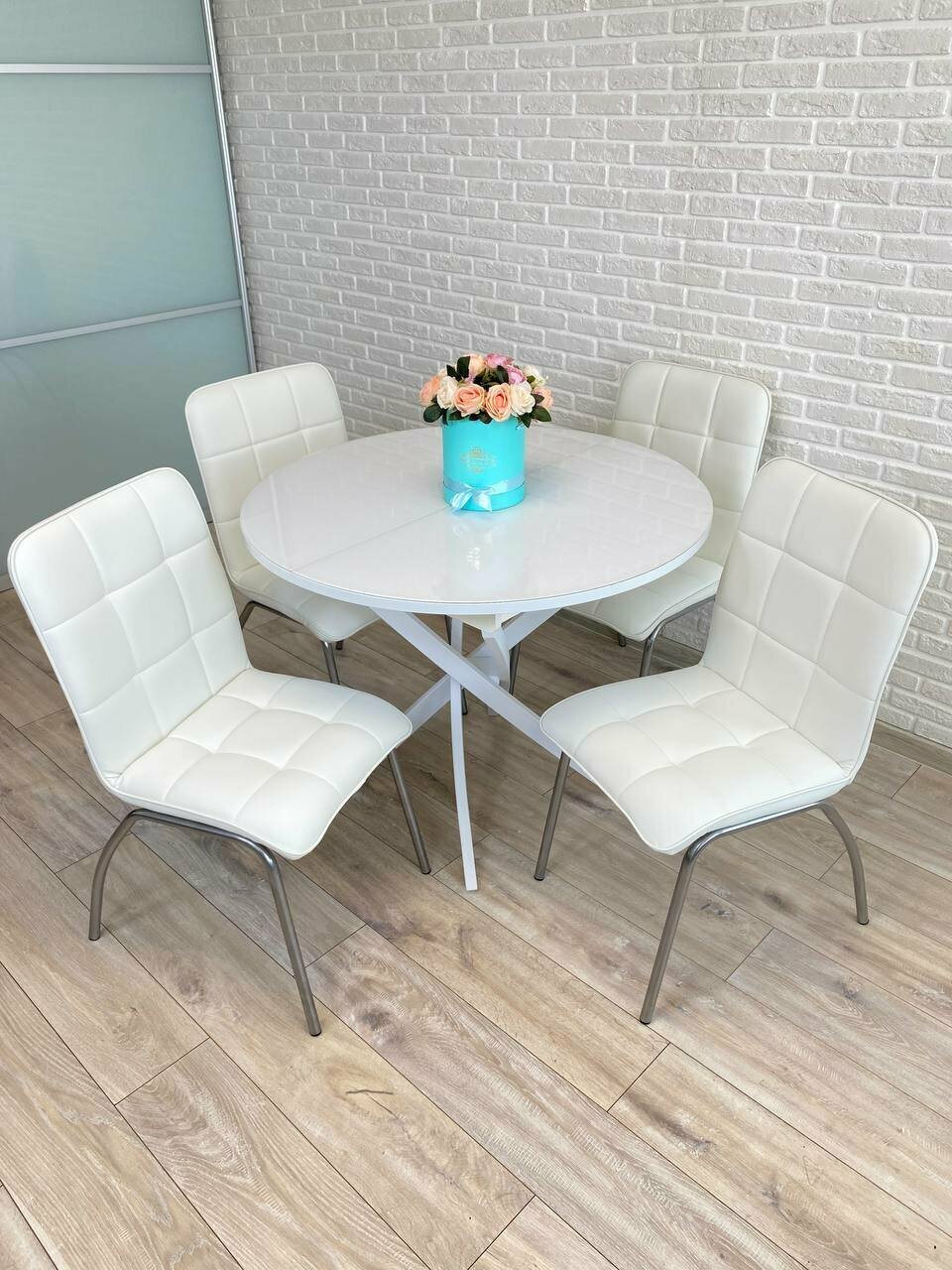 Кухонный стол и стулья