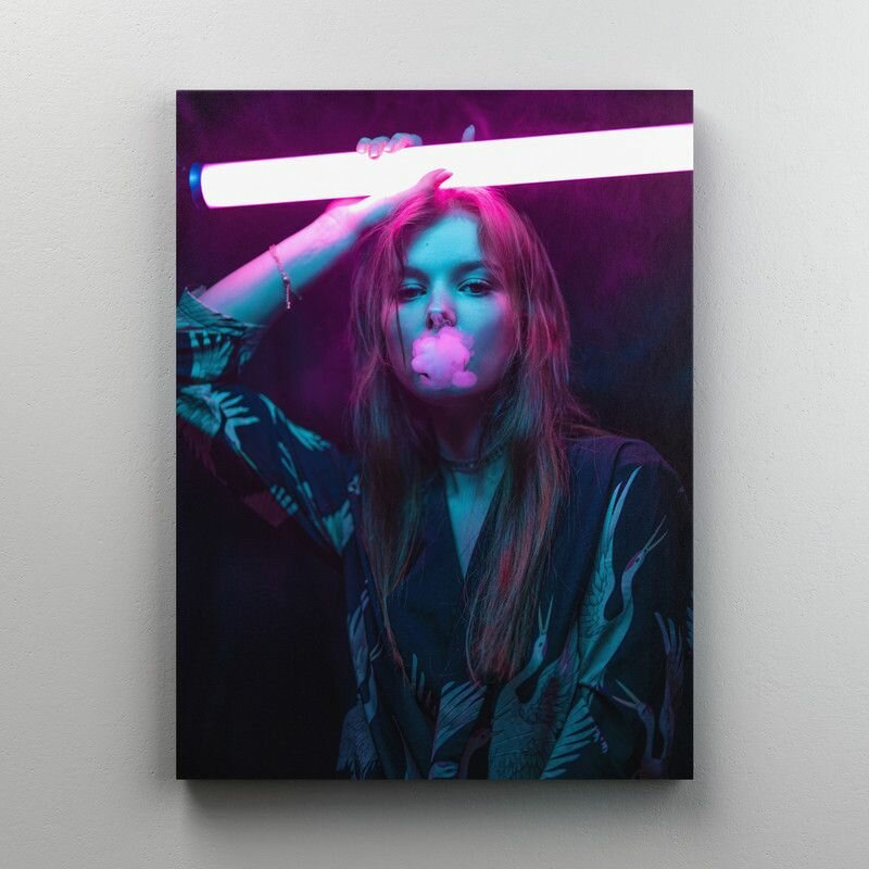 Интерьерная картина на холсте "Девушка с неоновой лампой" размер 22x30 см