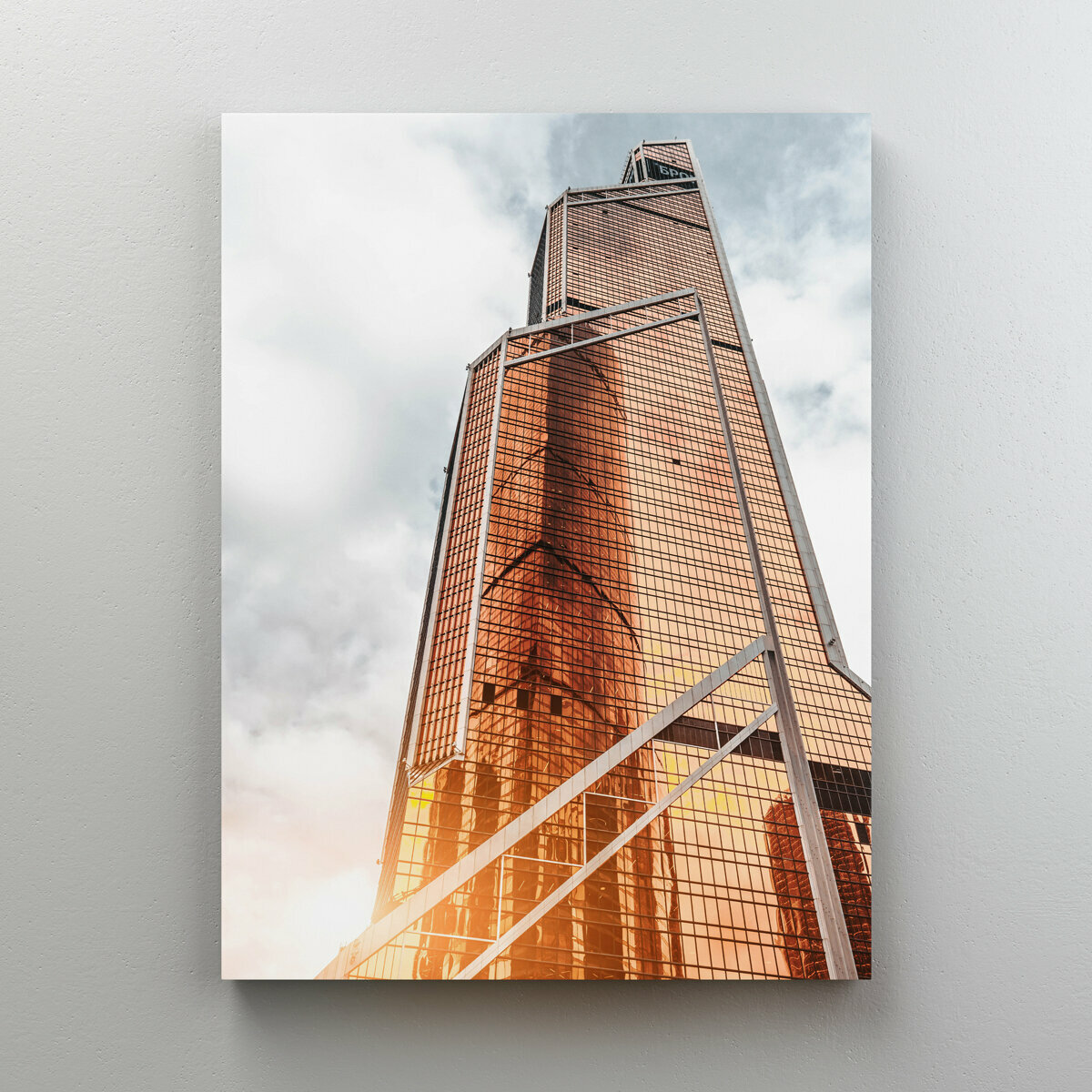 Интерьерная картина на холсте "Бронзовое здание" архитектура, размер 22x30 см