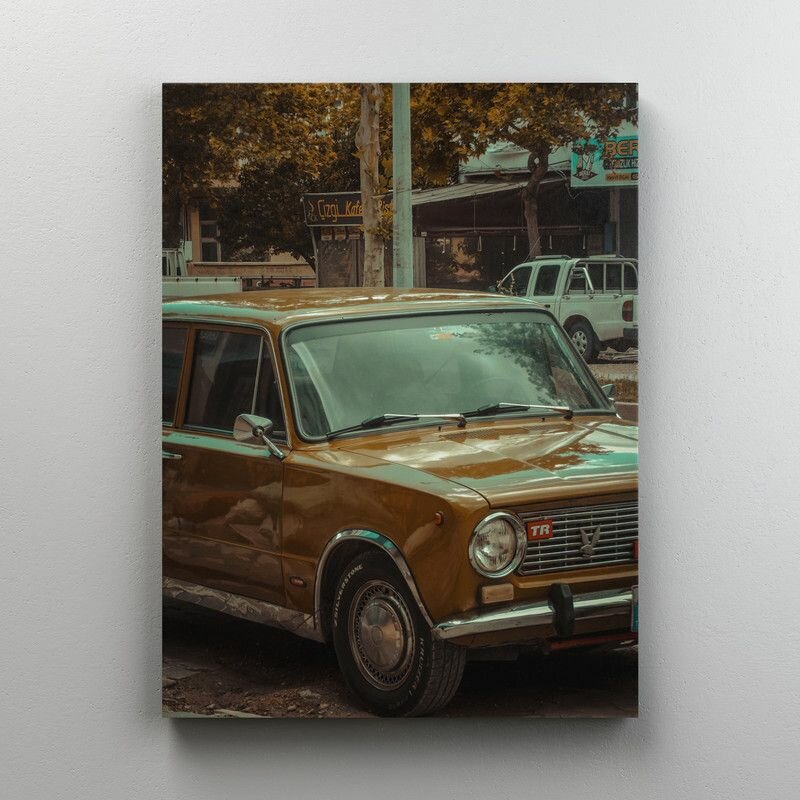 Интерьерная картина на холсте "Копейка ВАЗ-2101 в городе - Ретро автомобиль" размер 22x30 см