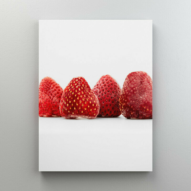 Интерьерная картина на холсте "Красные ягоды клубники - для кухни, кафе и ресторанов" размер 22x30 см
