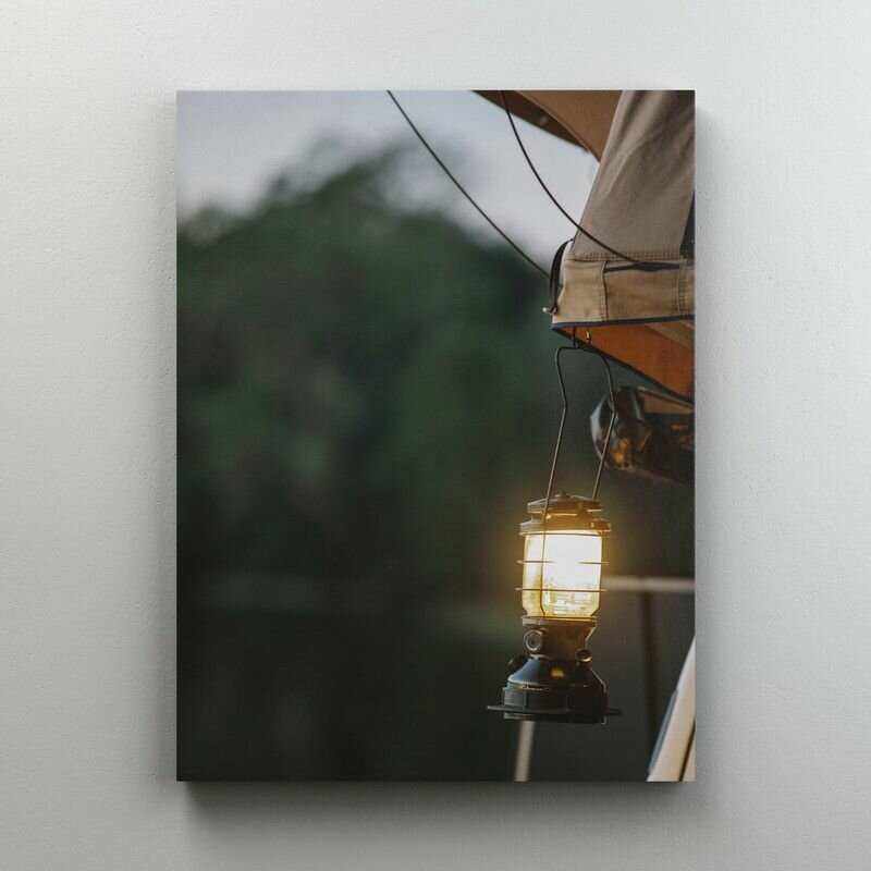Интерьерная картина на холсте "Черный подвесной светильник горит" размер 30x40 см