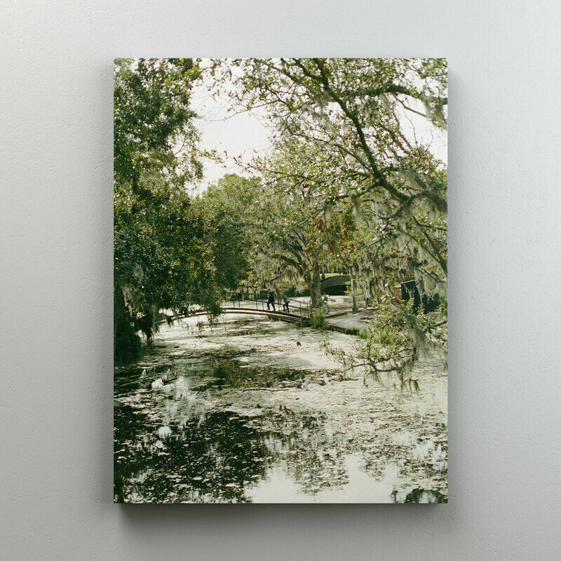 Интерьерная картина на холсте "Красивый мост над рекой в парке" размер 45x60 см