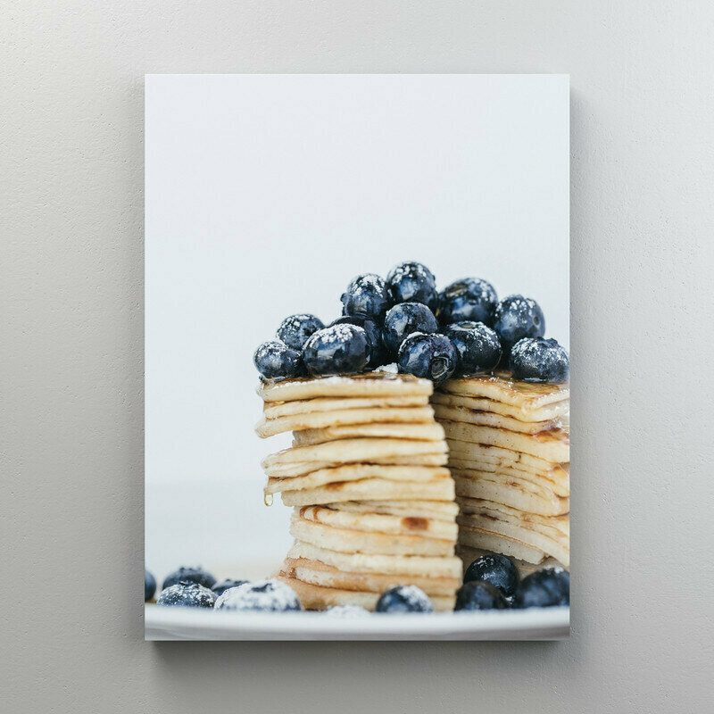 Интерьерная картина на холсте "Блинчики с голубикой" для кухни, кафе и ресторанов, размер 45x60 см
