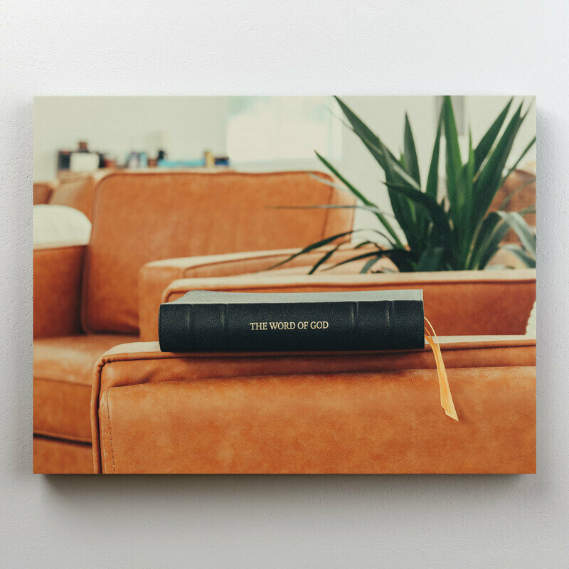 Интерьерная картина на холсте "Натюрморт - книга на диване" размер 60x45 см