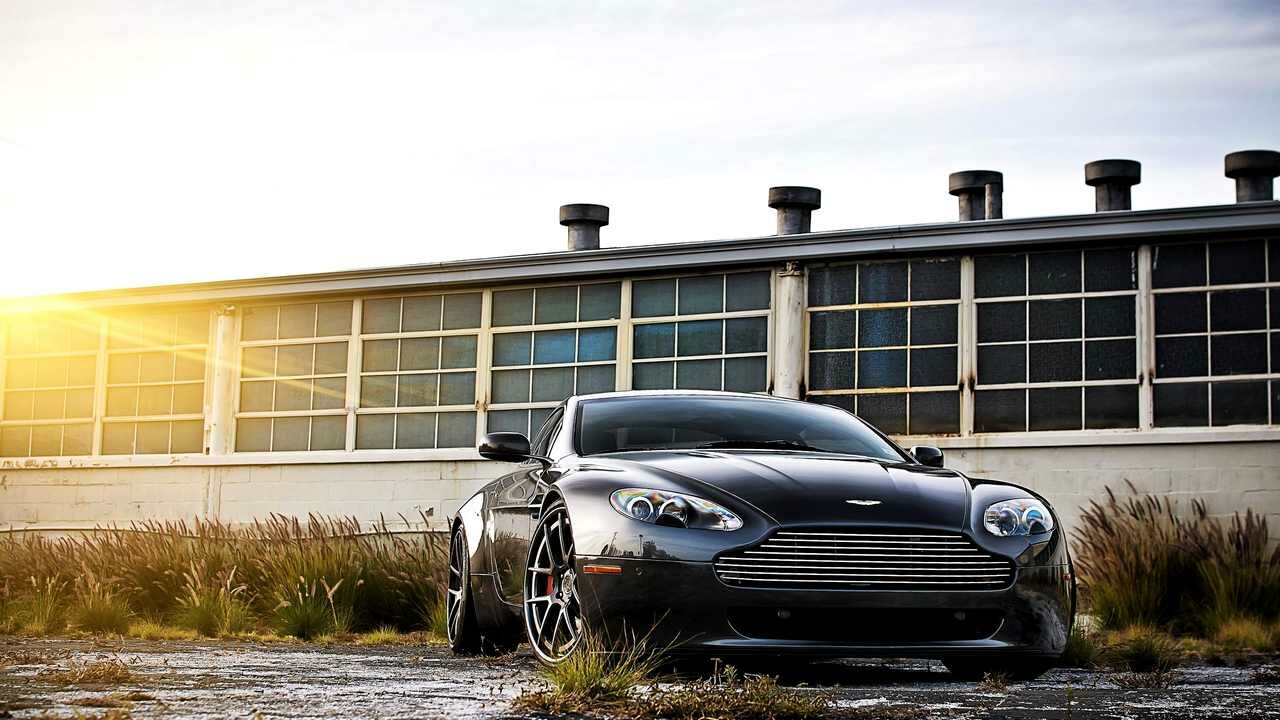 Картина на холсте 60x110 LinxOne "V8 vantage auto cars walls" интерьерная для дома / на стену / на кухню / с подрамником