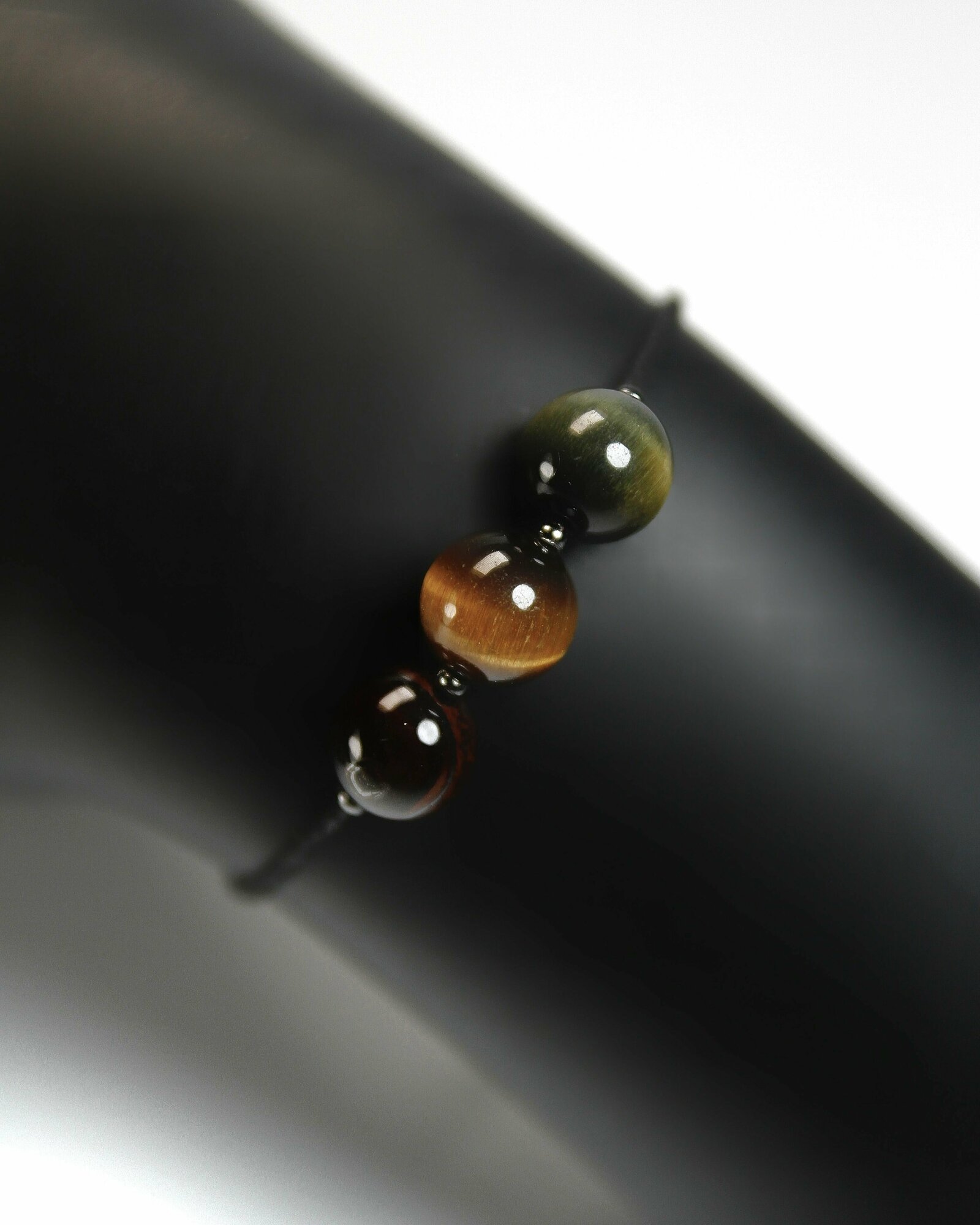 Браслет От сглаза - натуральные камни Бычий, Соколиный и Тигровый глаз, 8 мм - амулет на черном шнурке