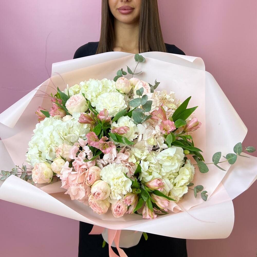 Премиум Букет Розовая Пудра из белых гортензий и розовых пионовидных роз