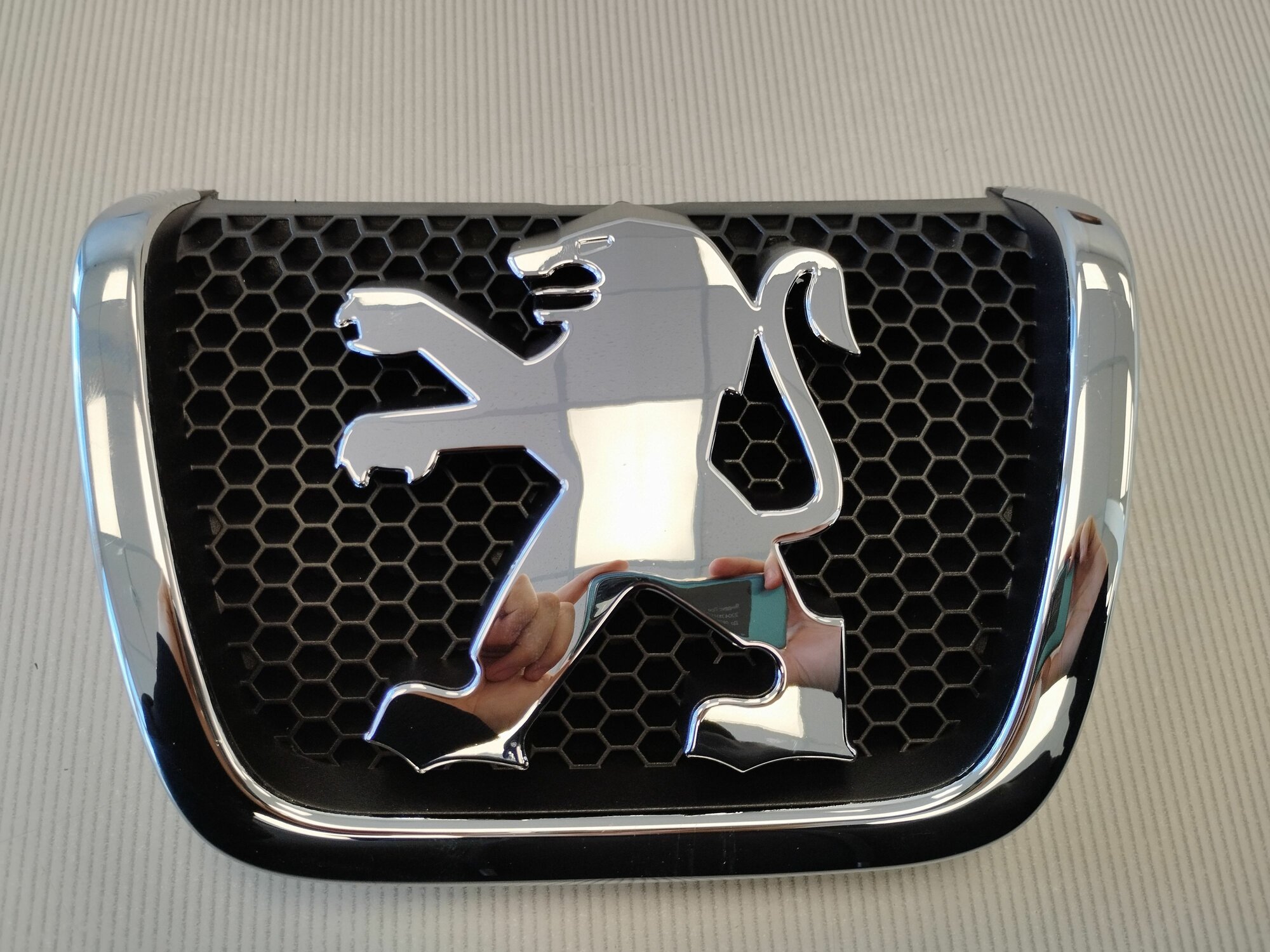 7810J4 Peugeot, эмблема лев значок