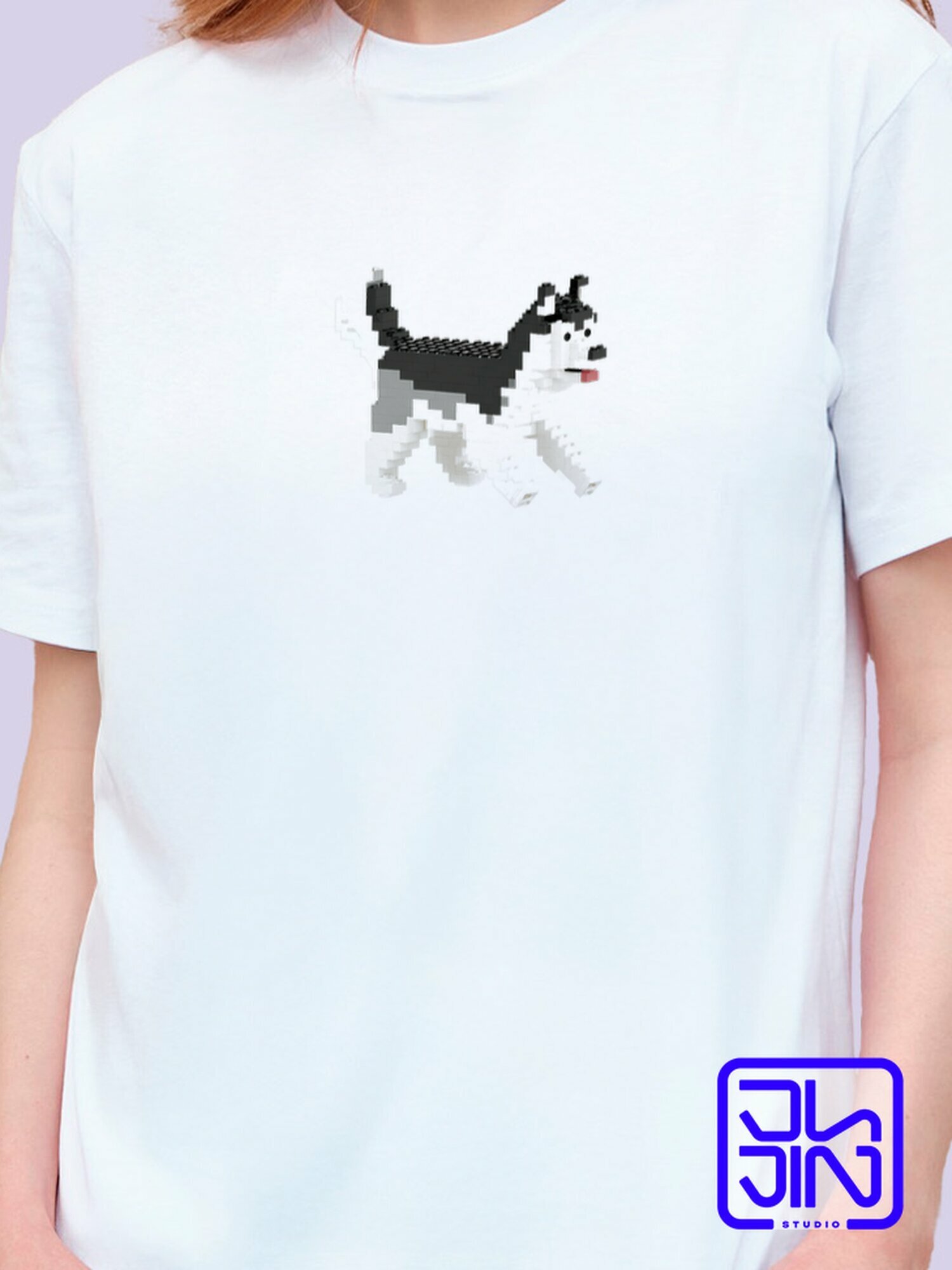 Футболка классическая женская с авторским принтом Минималистичная черно белая пиксельная собака оригинальная черная молодежная, белый хлопковый трикотаж с прикольным рисунком на груди