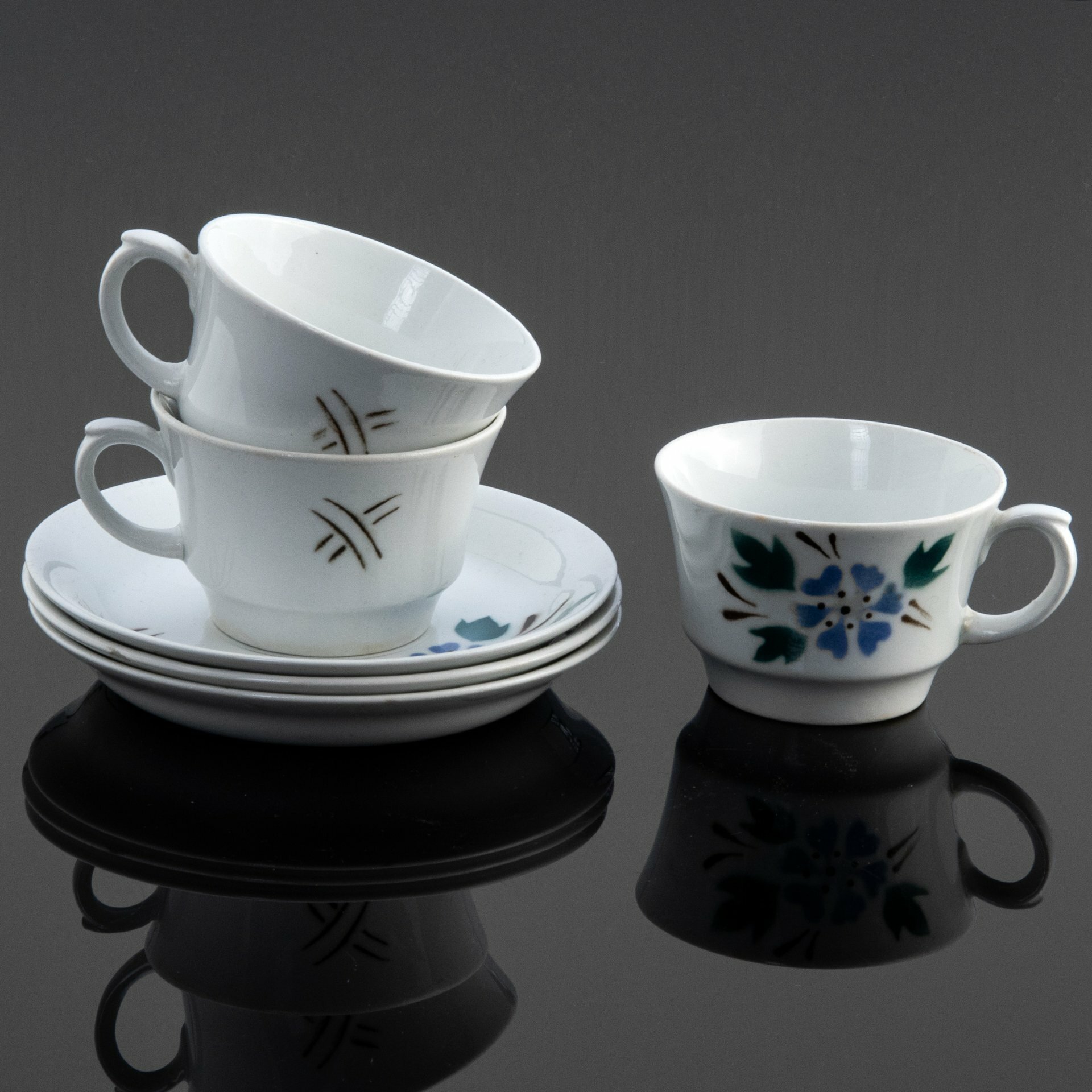 Набор из трёх кофейных пар со стилизованным цветочным декором, фарфор