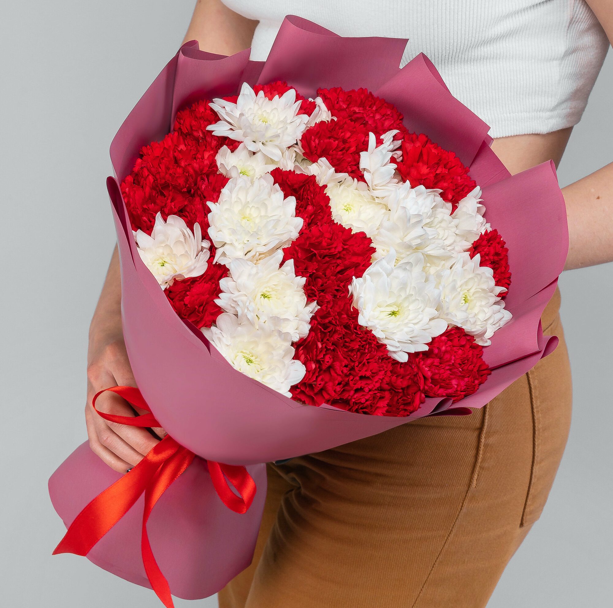 Дуо-букет Мегацвет24 "Гвоздика и Хризантема", красный/белый, сборка в дизайнерскую упаковку