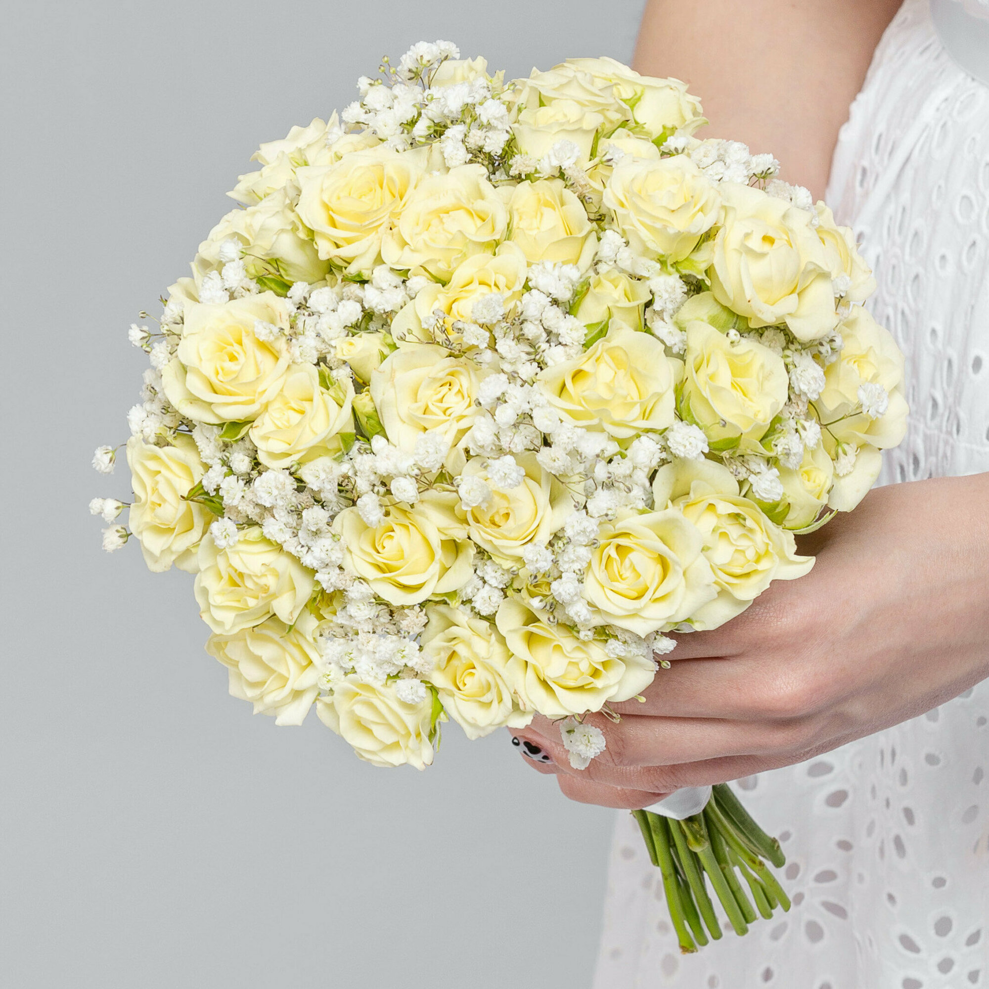 Букет невесты Мегацвет24 "Роза Кустовая и Гипсофила", айвори/белый, под лентой