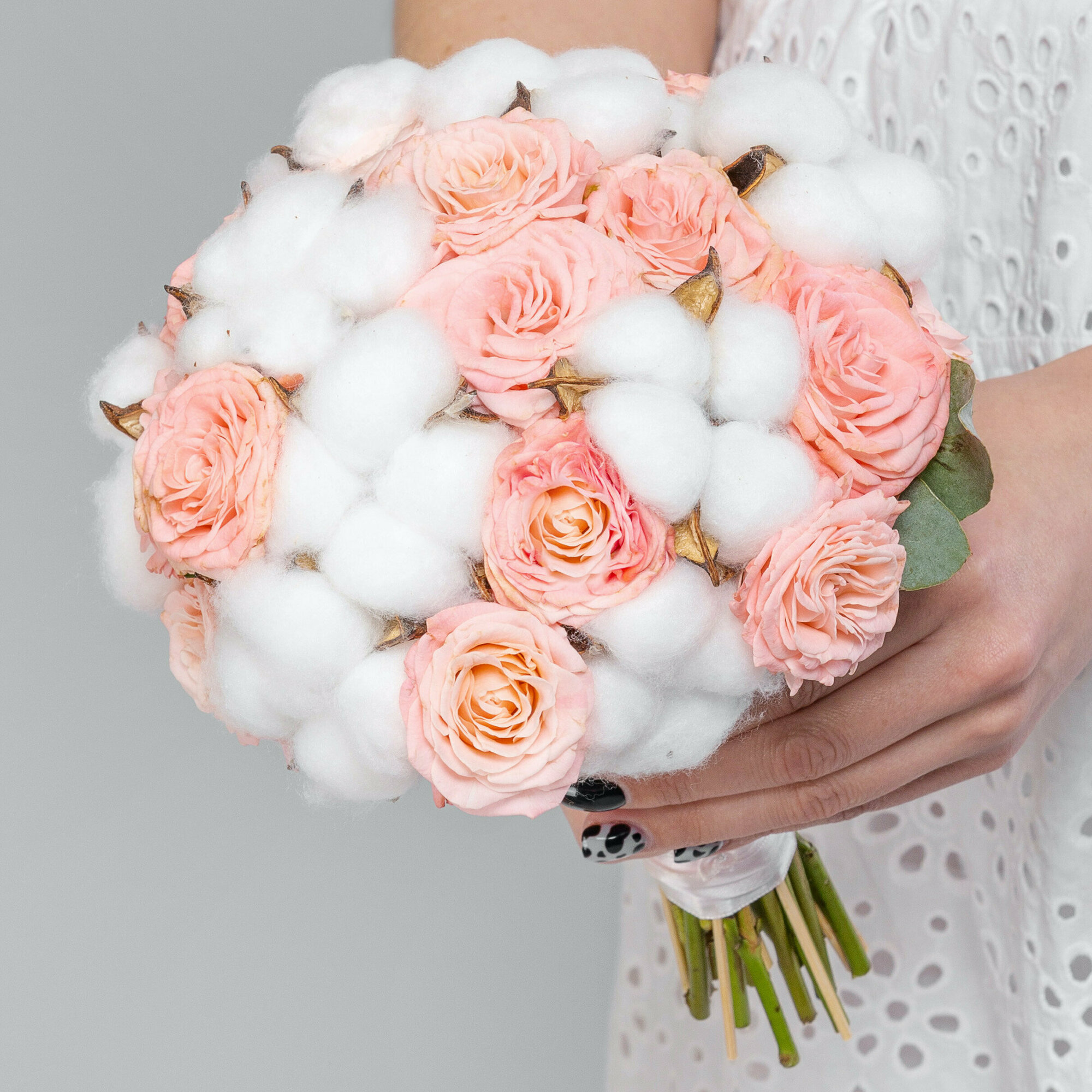 Букет невесты Мегацвет24 "Роза Бомбастик и хлопок", нежно-розовый/белый, под лентой