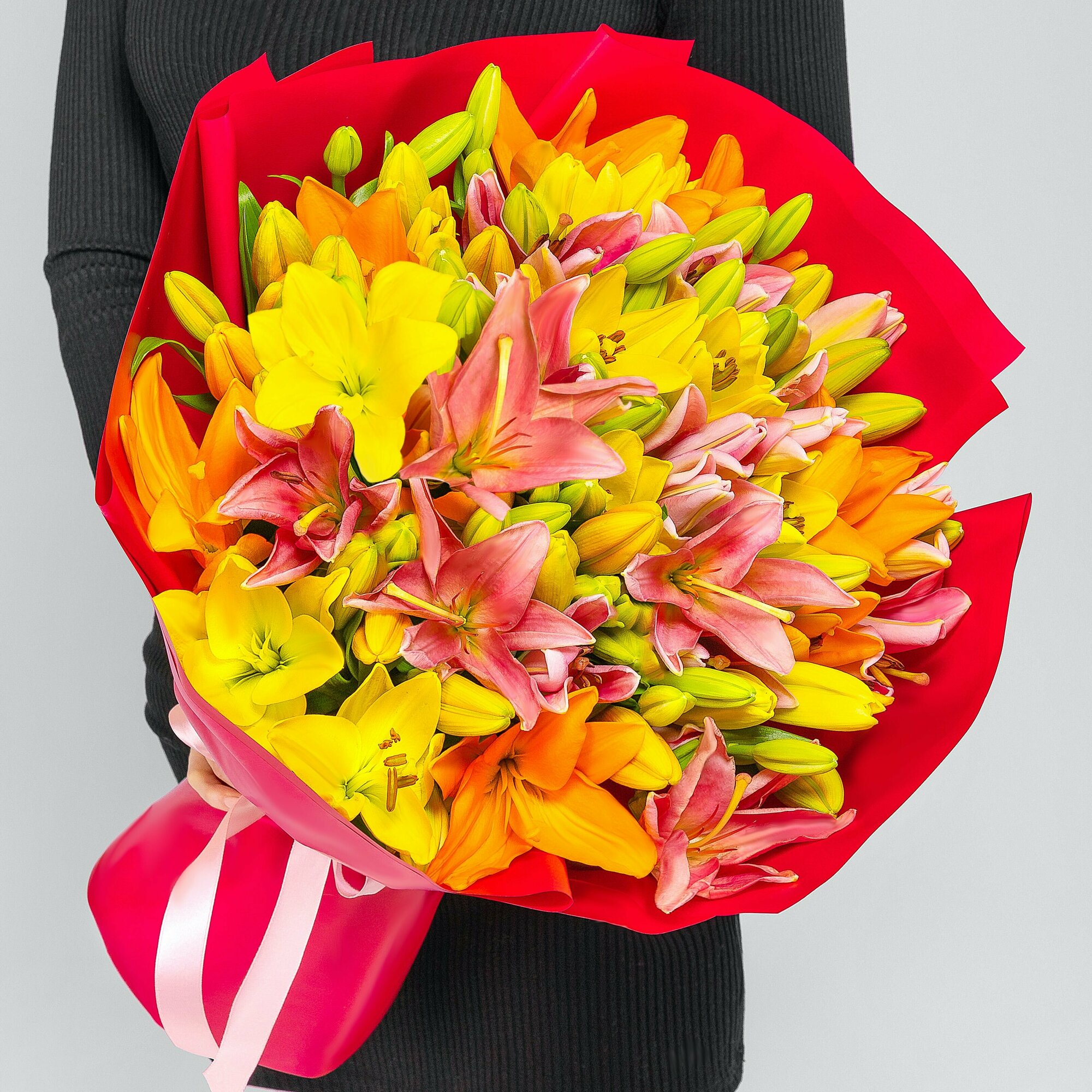 Букет Мегацвет24 "Лилии микс", 25 цветов, разноцветные, дизайнерская упаковка