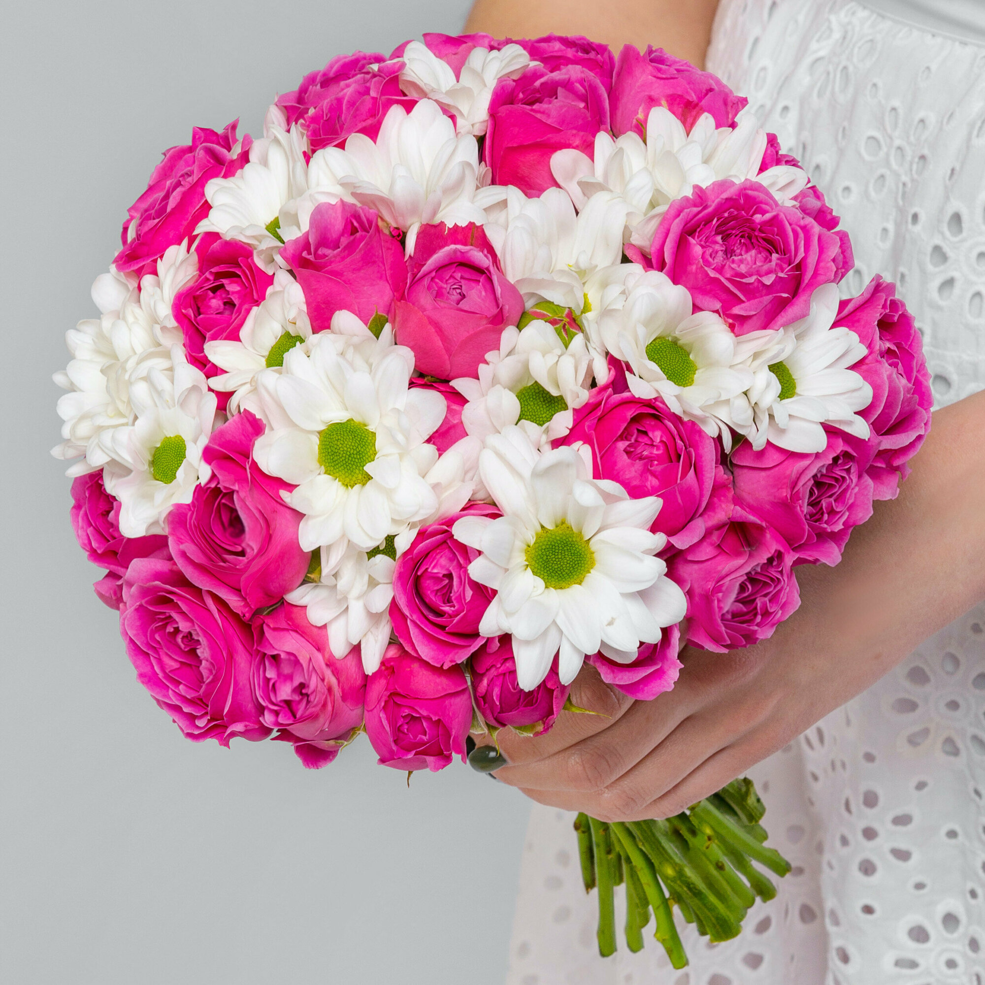 Букет невесты Мегацвет24 "Роза Мисти Баблс и Хризантема Кустовая", малиновый/бело-салатовый, под лентой
