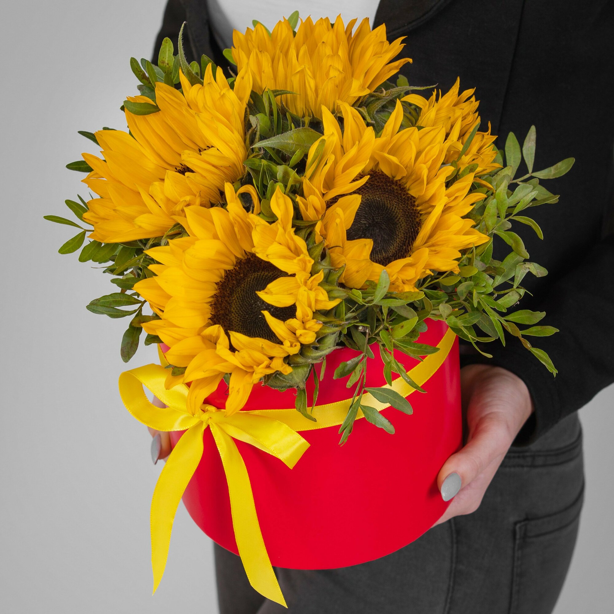 Композиция "Мегацвет24" "Подсолнухи", 5 цветов, жёлтые, в шляпной коробке