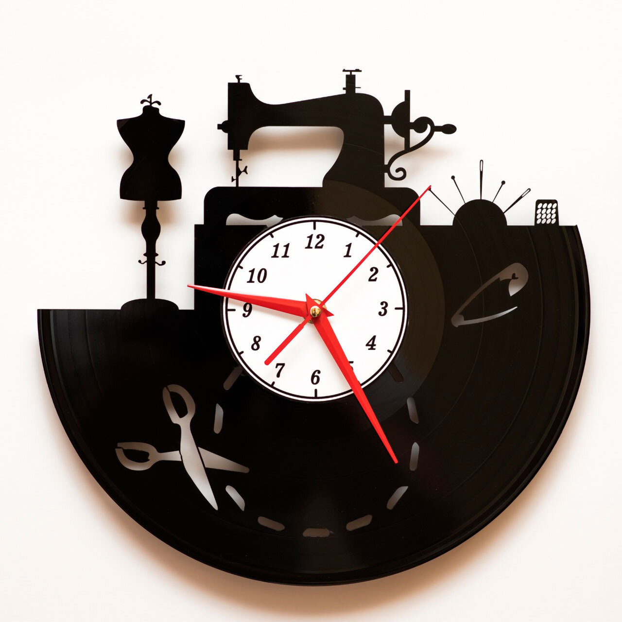 Швейная машинка - настенные часы из виниловой пластинки