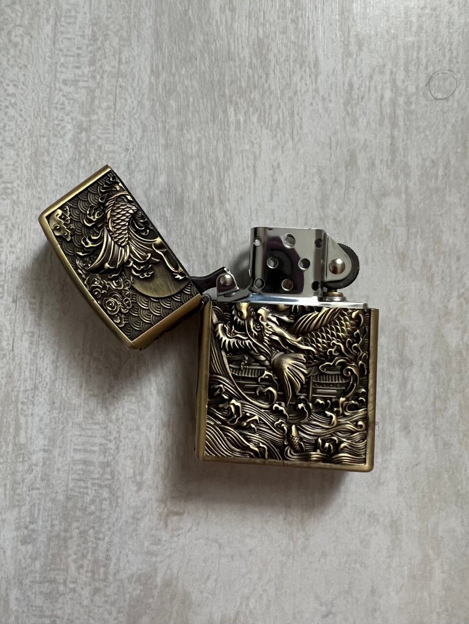 Сувенирная зажигалка Zorro бензиновая без заправки Дракон и Рыбы Золото