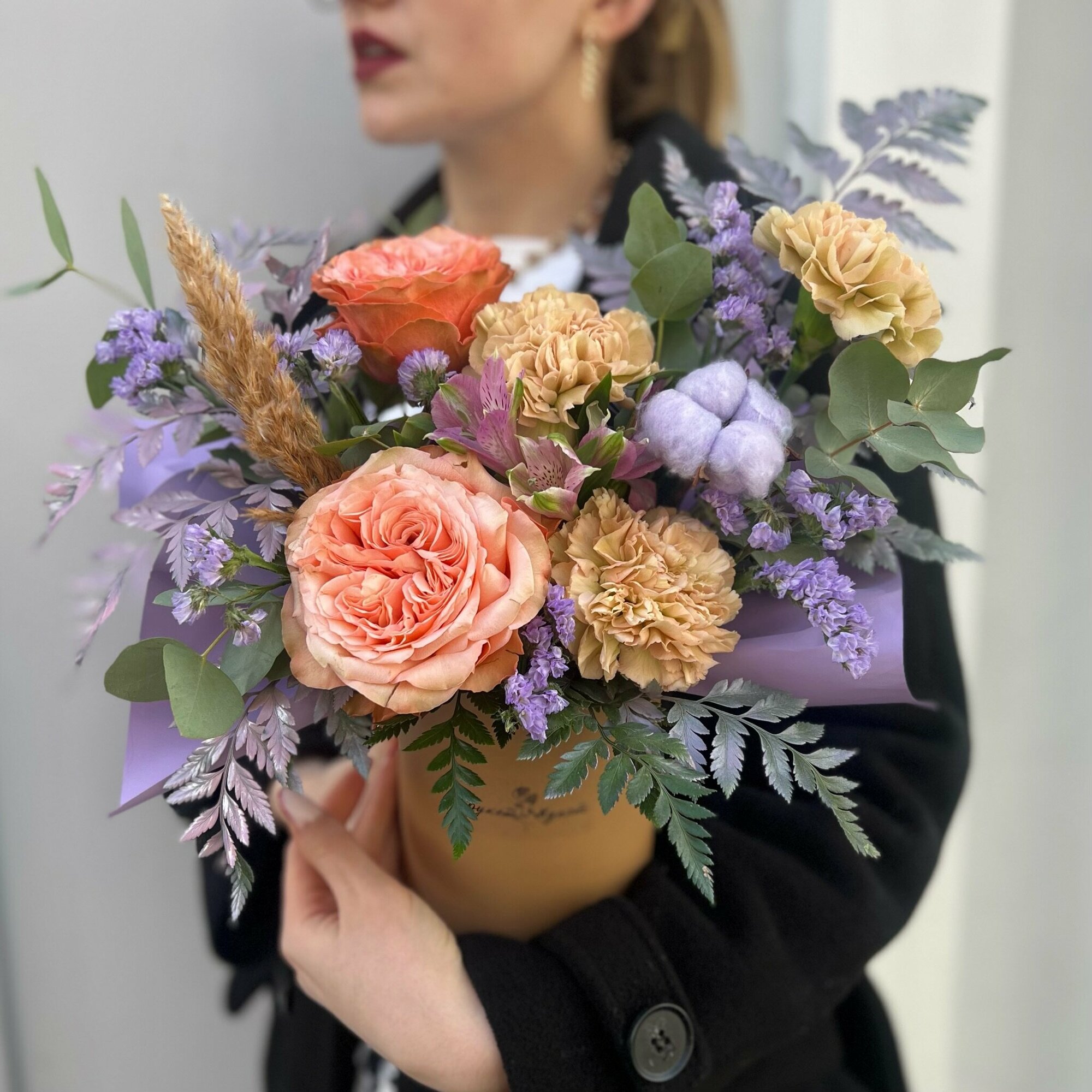 Цветы в коробке «Bellini» (пионовидная роза, статица, хлопок) «Букет-Мукет»