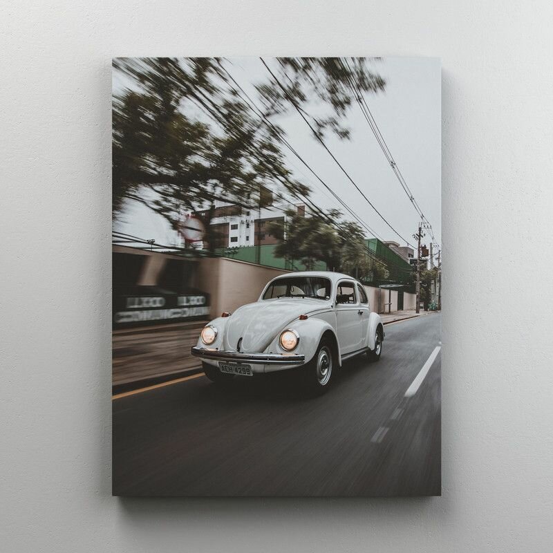 Интерьерная картина на холсте "Белый Volkswagen Жук едет по городу" размер 45x60 см