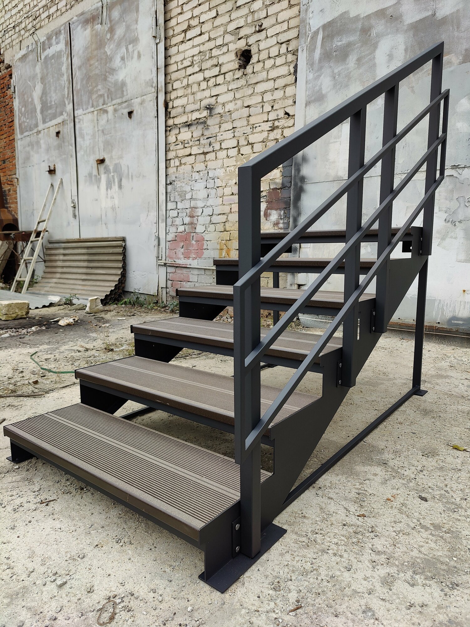 Лестница -крыльцо с ступенями ДПК,6 ступеней, ограждения справа.