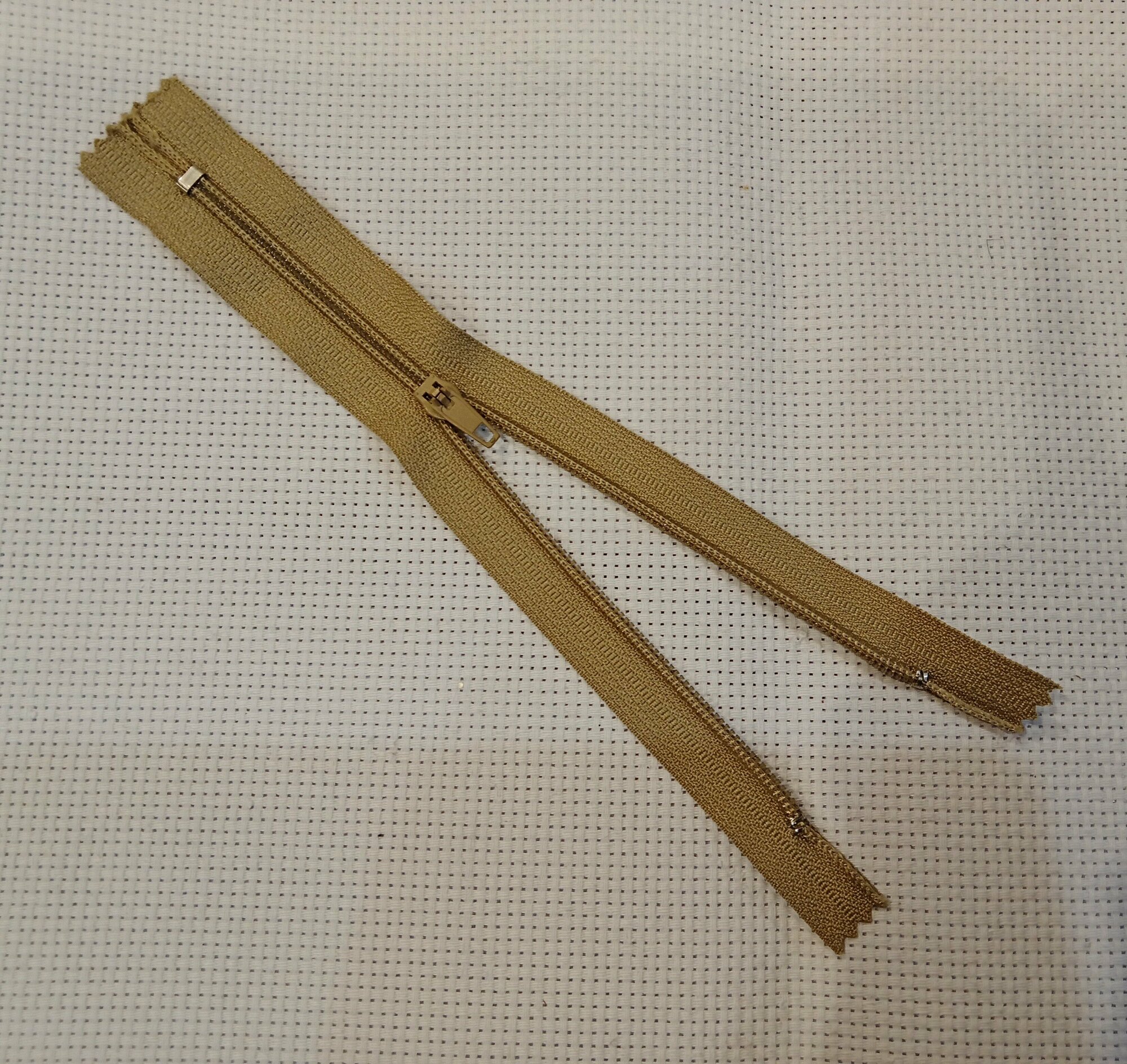 Застежка-молния бежевая, длина 20 см, ширина 3 см