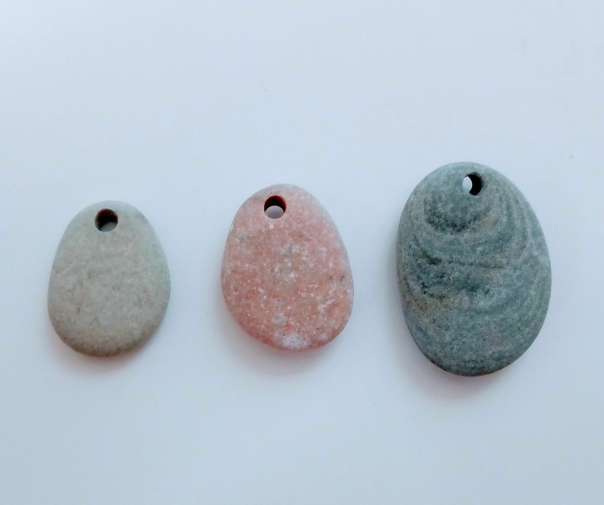 Заготовка для кулона 1,5-3,5см. 3шт. Плоский камень с отверстием для кулона или брелка.