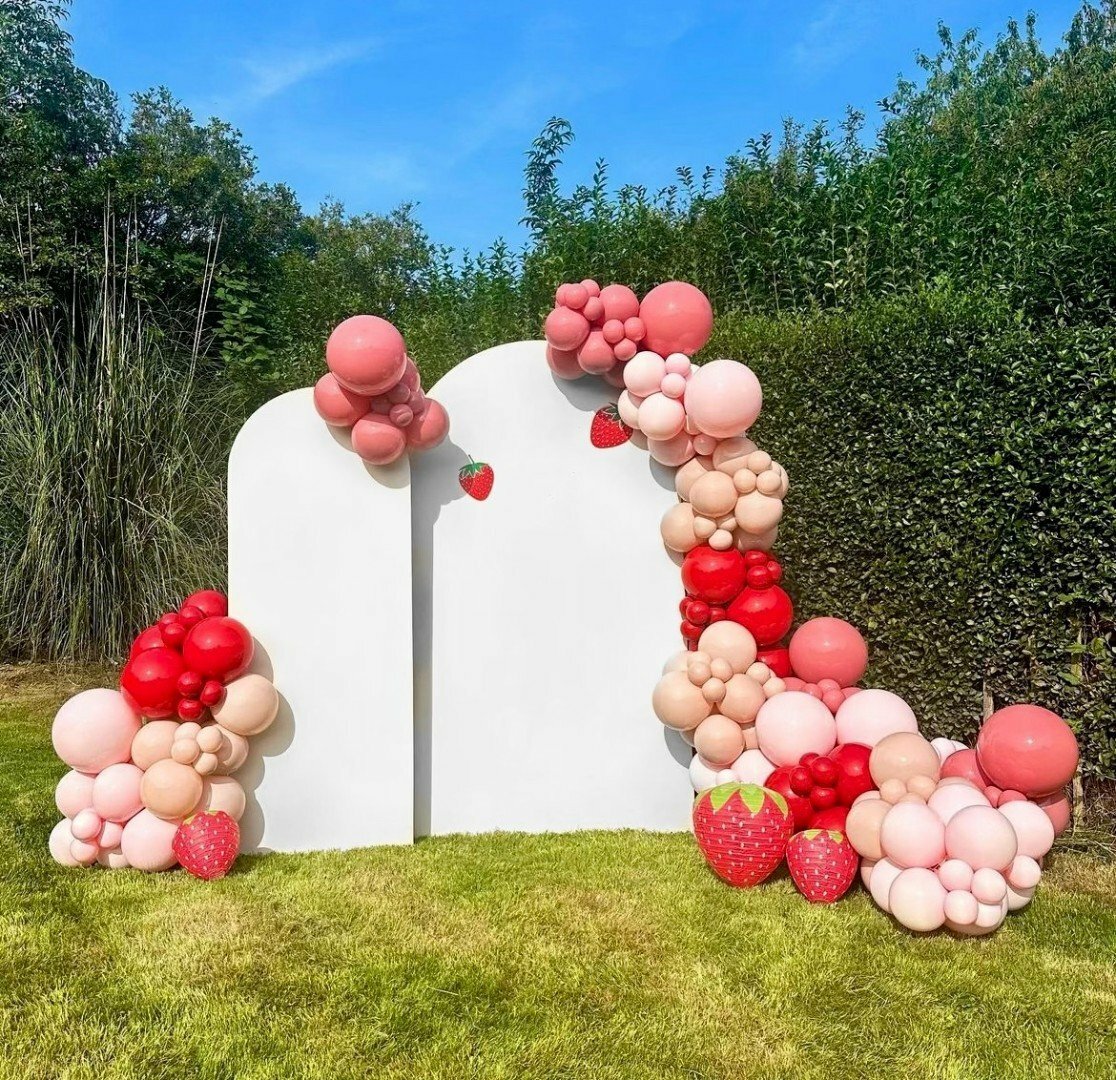 Фотозона из шаров "Клубничная"